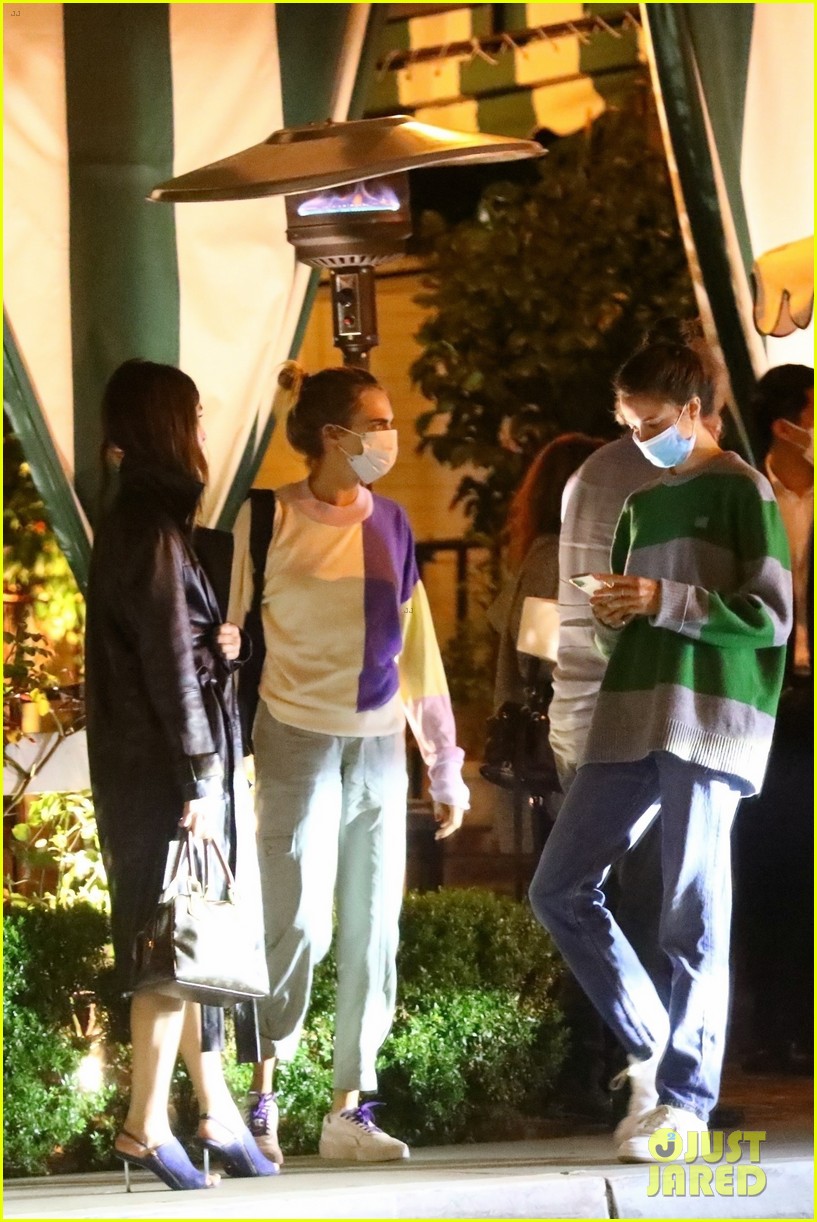 Cara Delevingne Dines at the Chateau Marmont with the Qualley Sisters ...