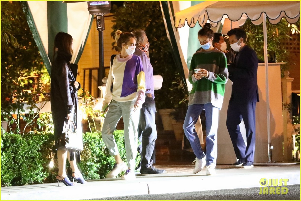 Cara Delevingne Dines at the Chateau Marmont with the Qualley Sisters ...