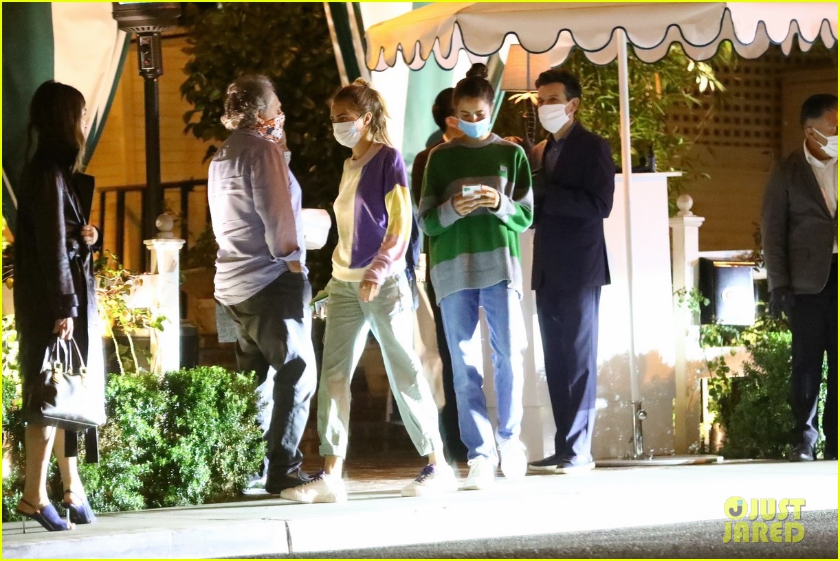 Cara Delevingne Dines at the Chateau Marmont with the Qualley Sisters ...