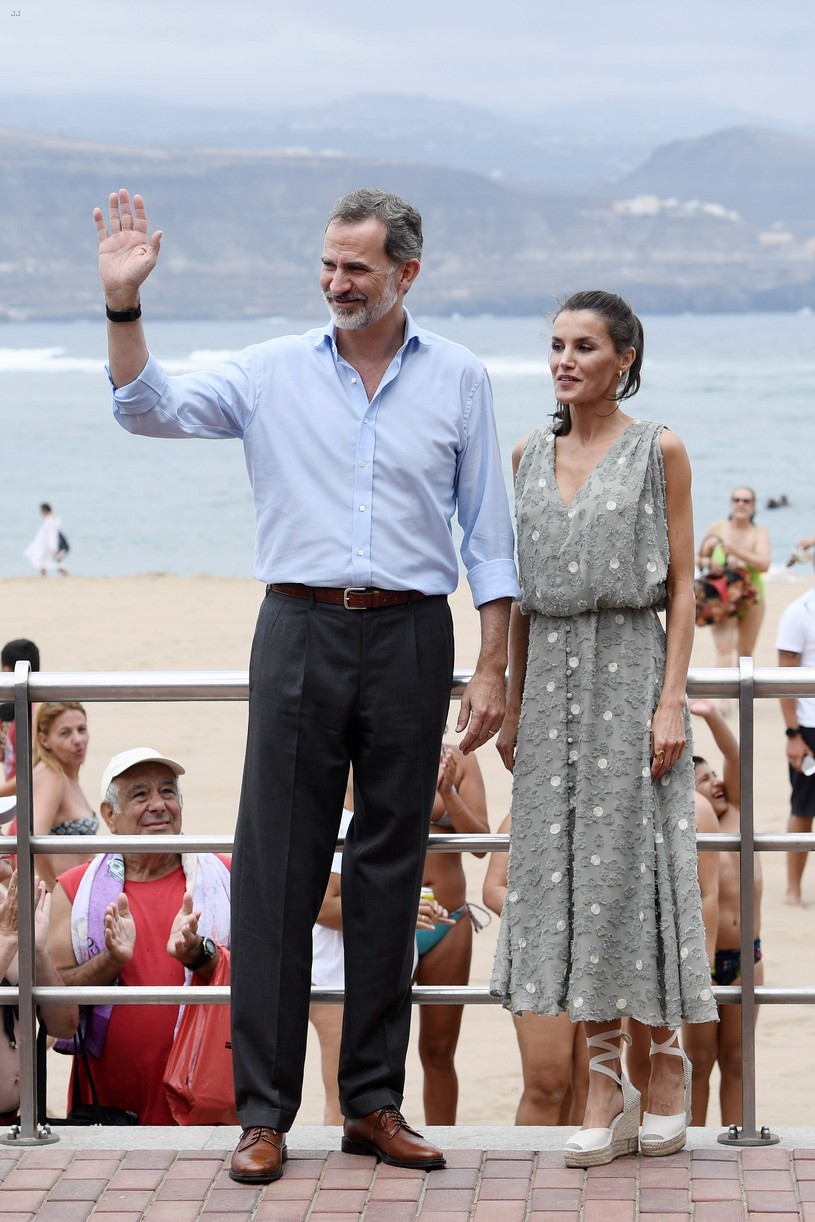 Spain's King Felipe & Queen Letizia Choose Not To Wear Masks For A Bit ...