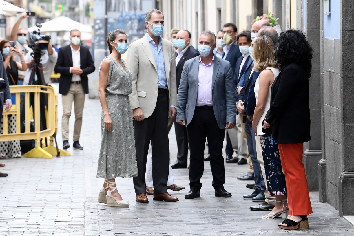 Spain's King Felipe & Queen Letizia Choose Not To Wear Masks For A Bit ...