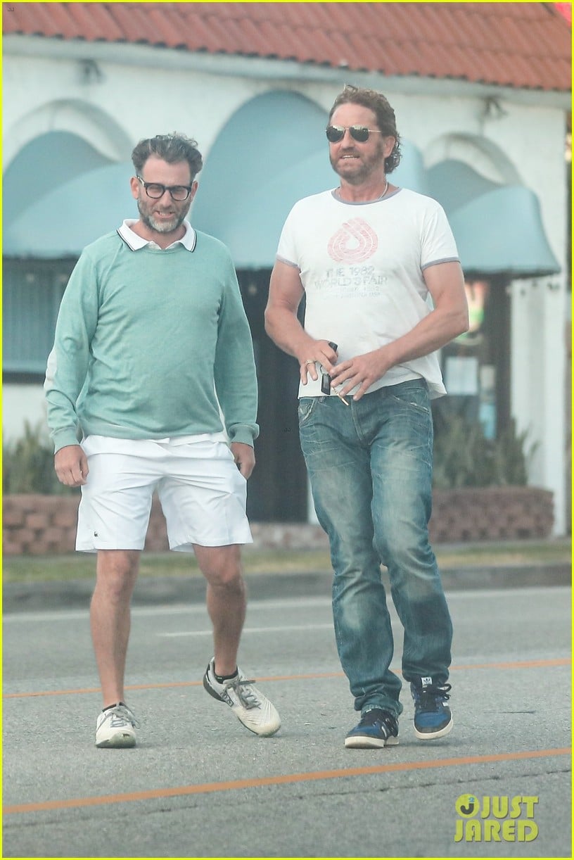 Gerard Butler Joins a Big Group of Friends for Dinner in Venice: Photo ...