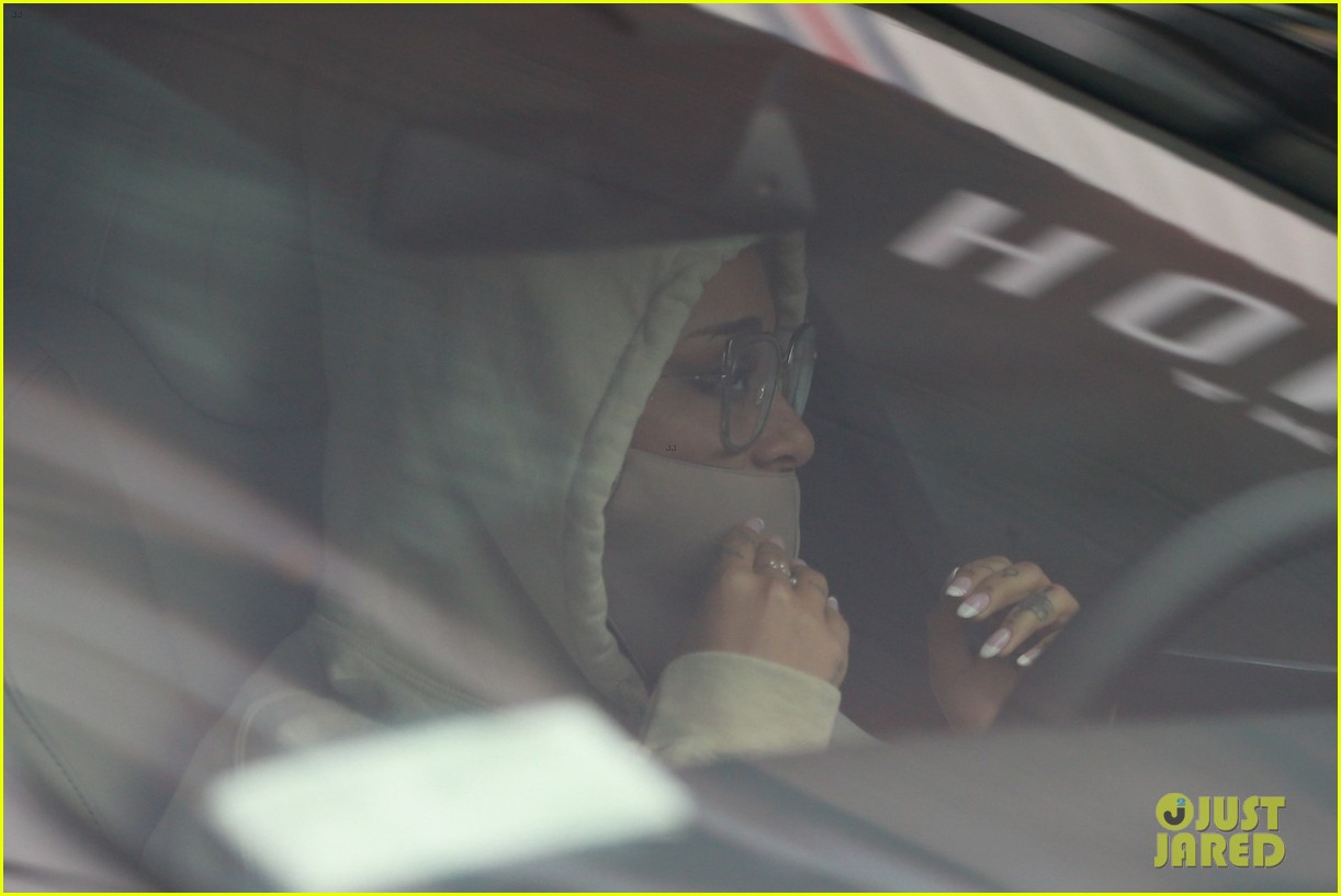 Ariana Grande Matches Her Face Mask to Her Outfit at the Gym: Photo ...