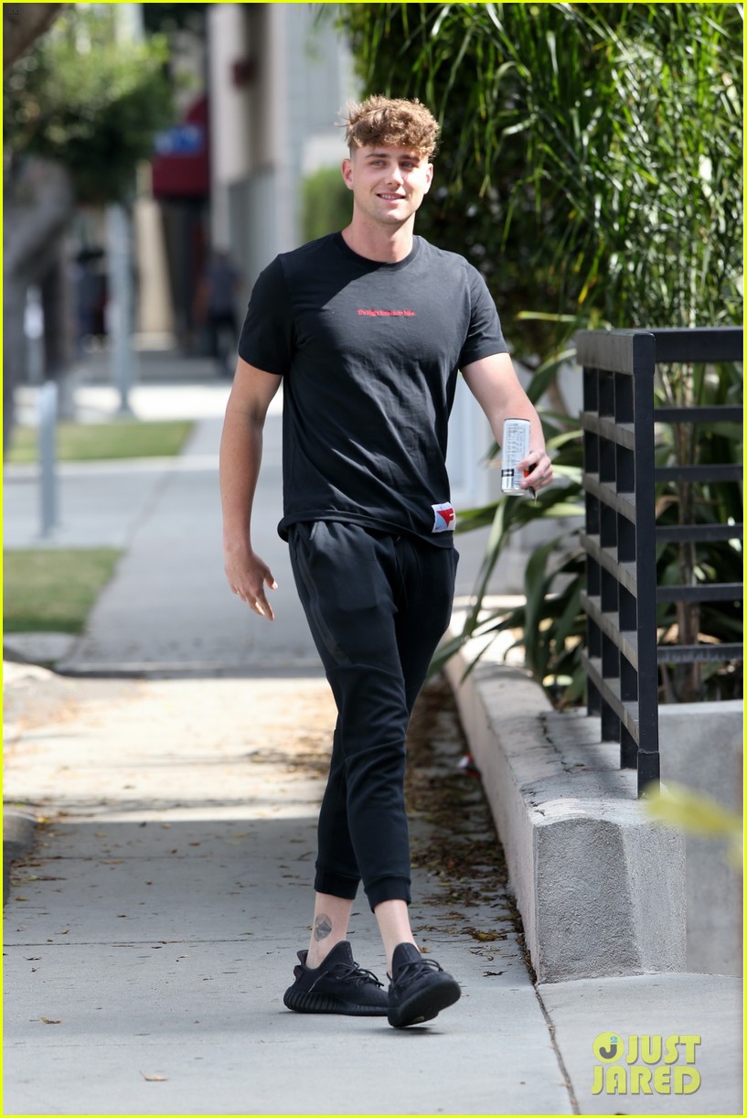 Too Hot to Handle's Harry Jowsey Is All Smiles Shirtless After ...