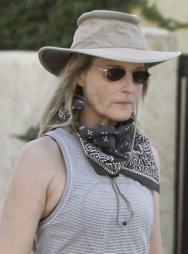 Helen Hunt Thanks Medical Graduates Who Worked During The Pandemic ...