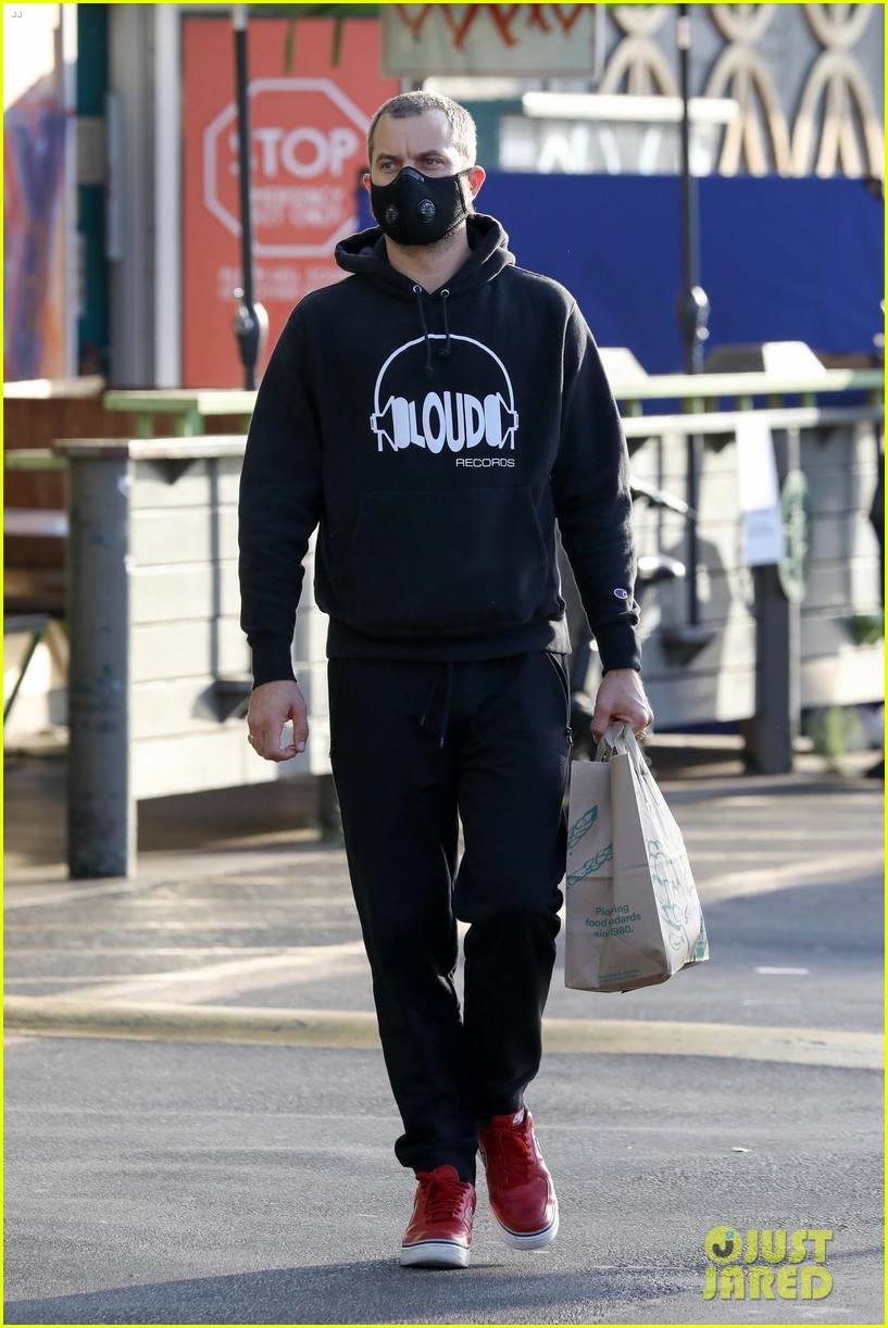 Joshua Jackson Shows Off His New Buzz Cut While Running Errands: Photo ...
