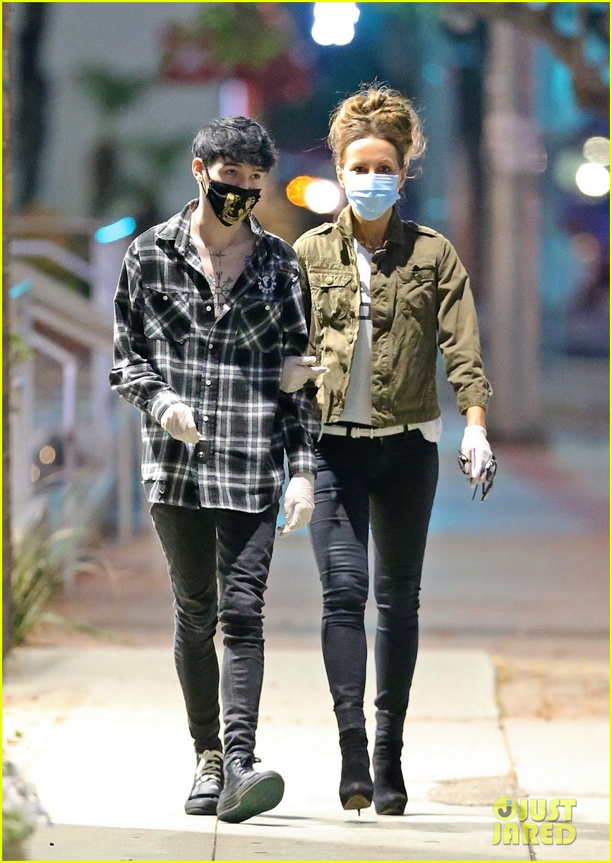 Kate Beckinsale & Goody Grace Walk Arm-in-Arm to Grab Groceries: Photo ...