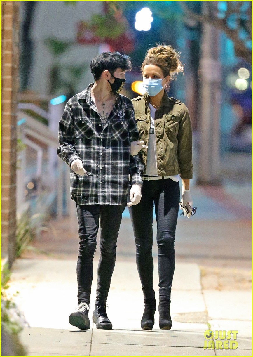 Kate Beckinsale & Goody Grace Walk Arm-in-Arm to Grab Groceries: Photo ...