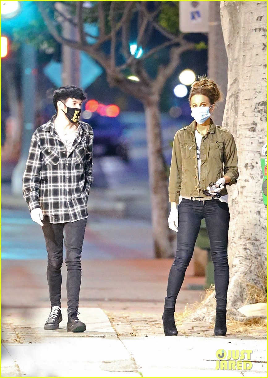 Kate Beckinsale & Goody Grace Walk Arm-in-Arm to Grab Groceries: Photo ...