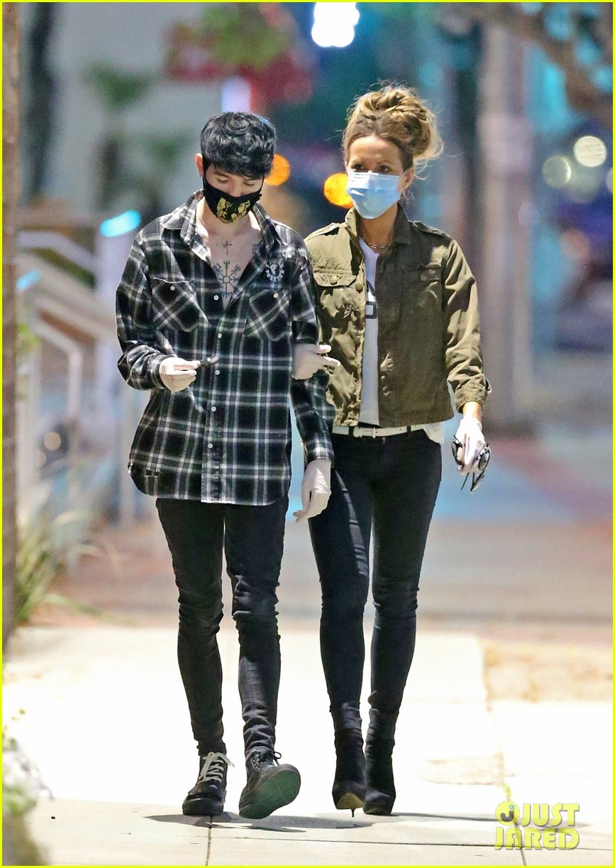 Kate Beckinsale & Goody Grace Walk Arm-in-Arm to Grab Groceries: Photo ...