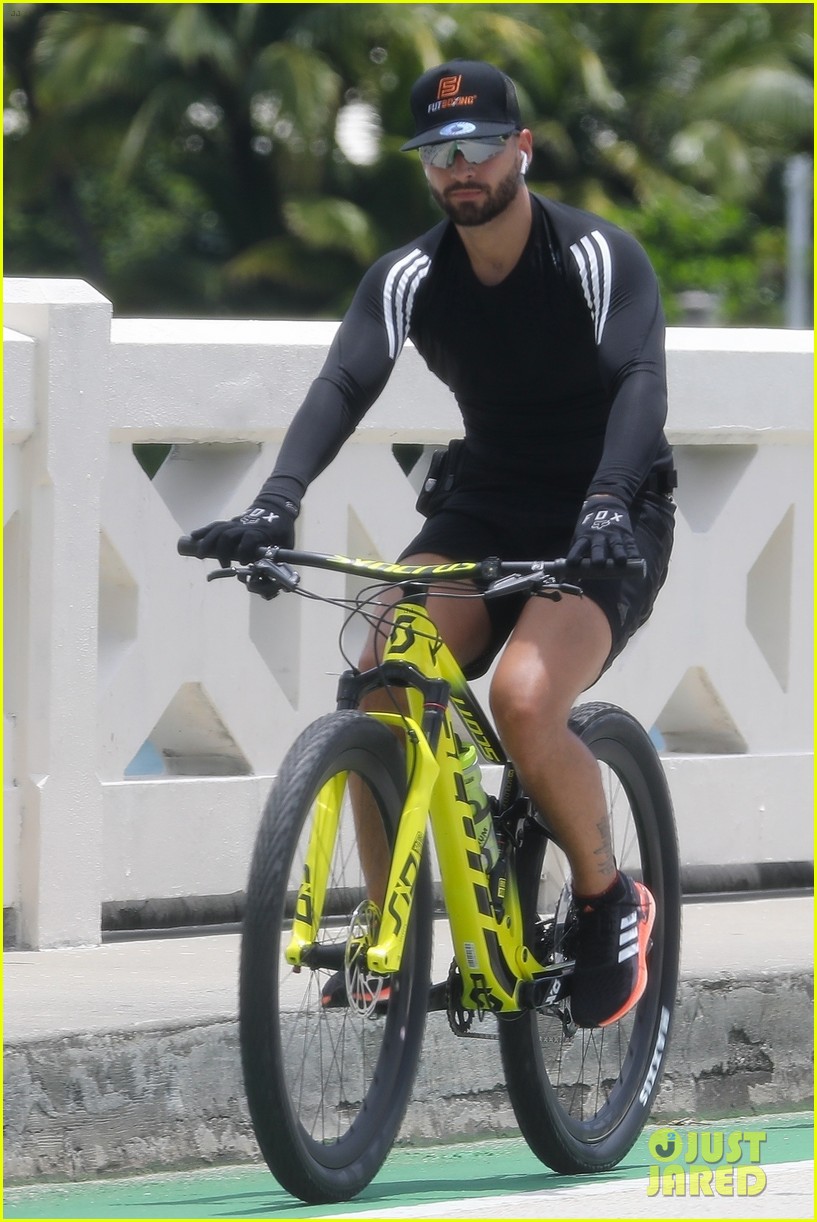 Maluma Enjoys a Bike Ride in Miami: Photo 4465164 | Pictures | Just Jared