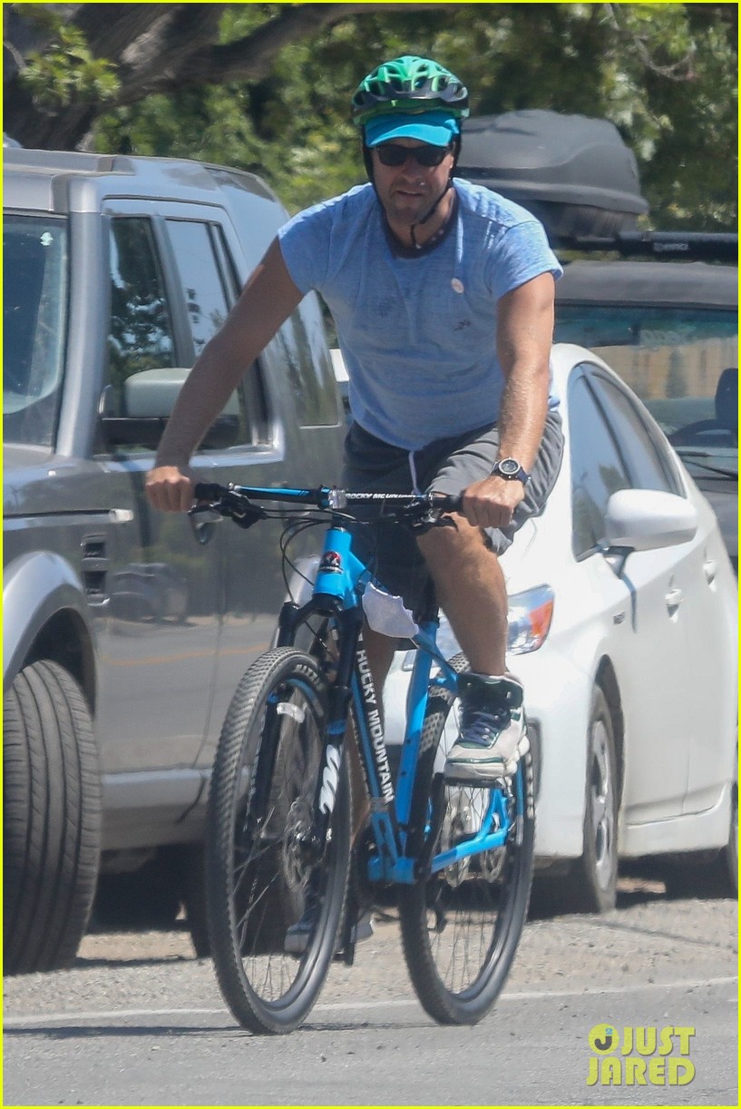 Chris Martin Goes for Bike Ride Around Malibu: Photo 4463091 | Chris ...