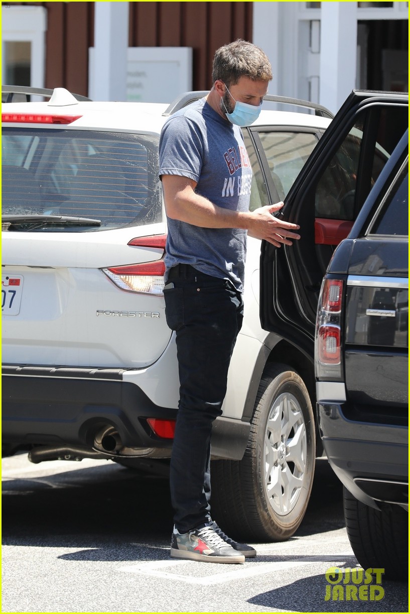 Ben Affleck Wears a Mask While Grabbing Lunch in Brentwood: Photo ...