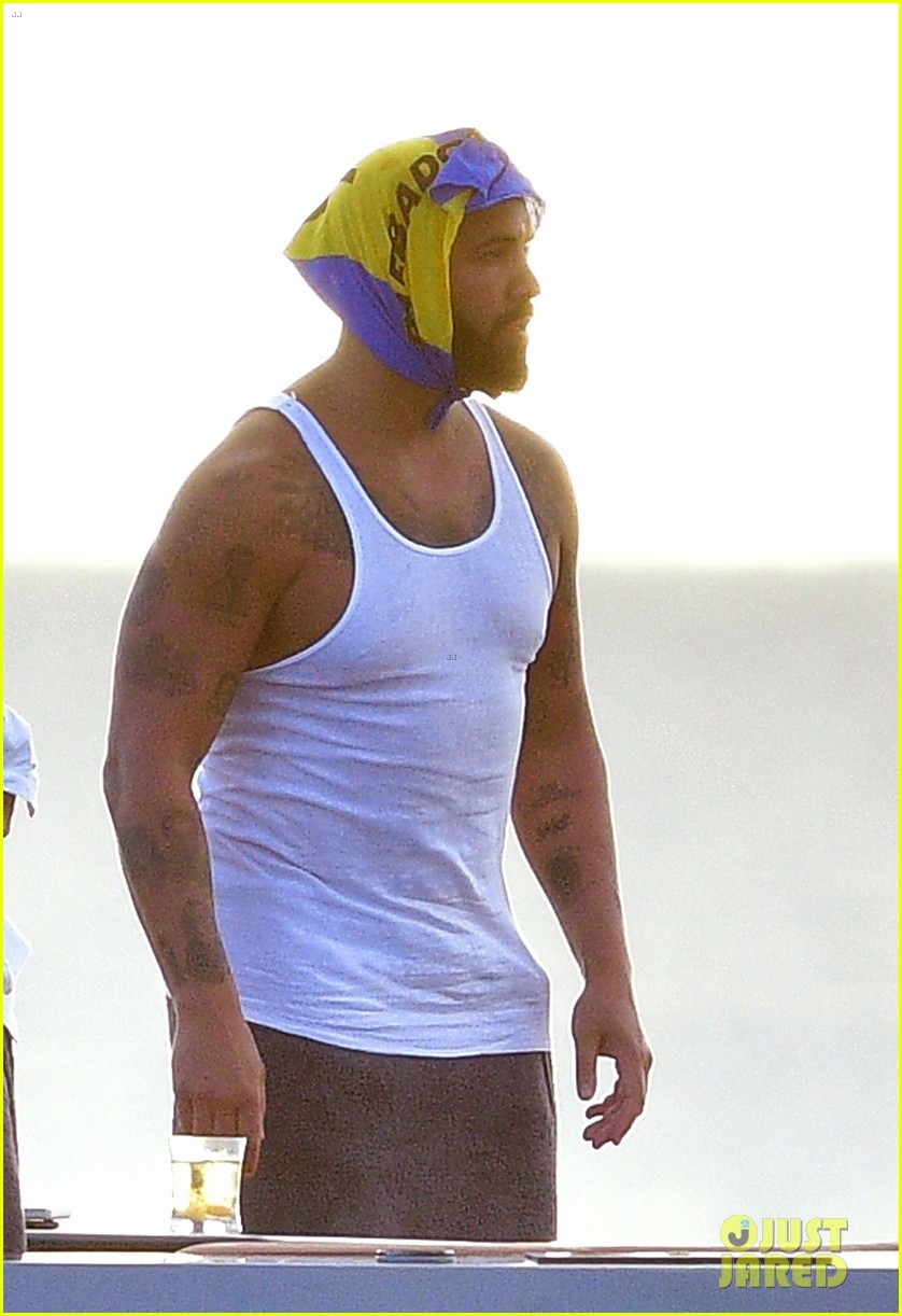 Drake Takes a Dive Into the Ocean While Boating in Barbados: Photo ...