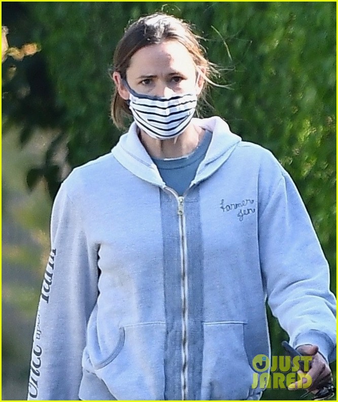 Jennifer Garner Gets in Some Exercise on Afternoon Hike: Photo 4466946 ...