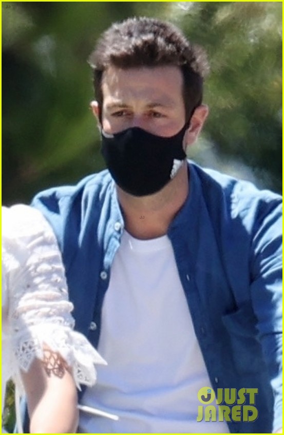 Karlie Kloss & Joshua Kushner Wear Masks on Afternoon Bike Ride: Photo ...