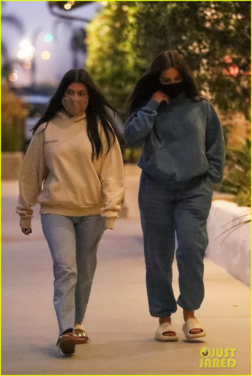 Kourtney Kardashian & Addison Rae Go to Dinner With Friends in Malibu ...