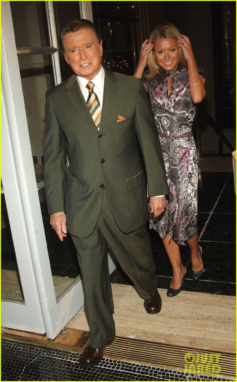 'Live!' Hosts Kelly Ripa & Ryan Seacrest Pay Tribute to Regis Philbin ...