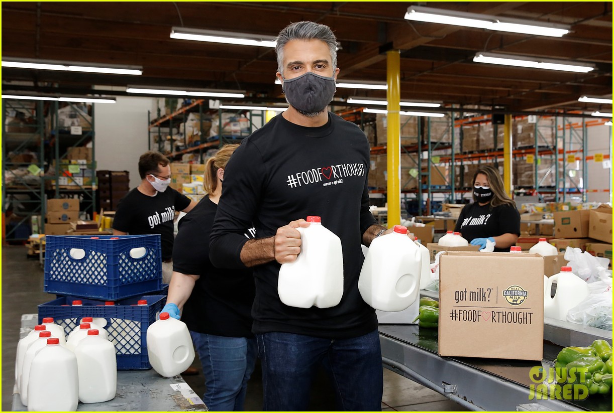 Matt Bomer & Jaime Camil Kick Off #FoodForThought Mission & Volunteer ...