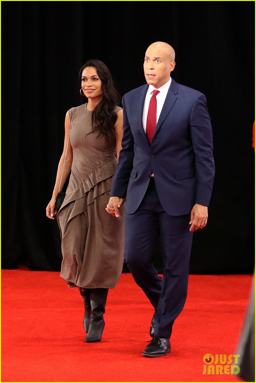 Cory Booker Says His Girlfriend Rosario Dawson Likes Bernie Sanders ...