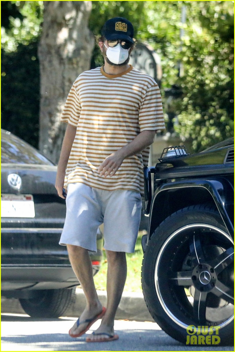 Bradley Cooper Visits a Friend in Santa Monica: Photo 4474128 | Bradley ...