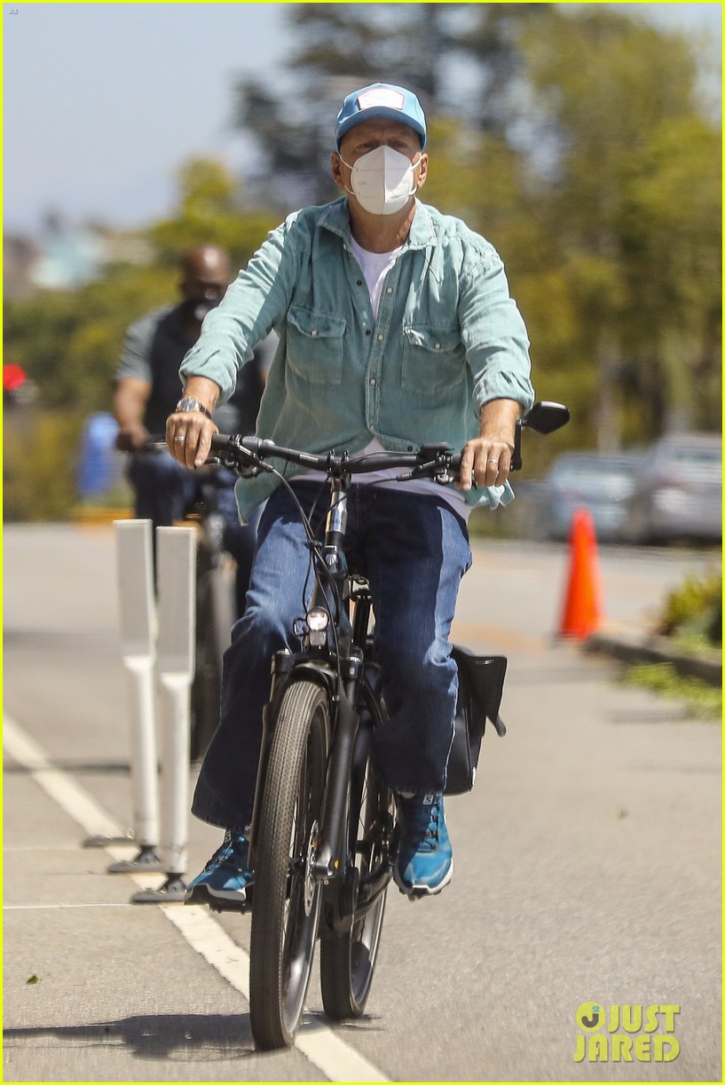 Bruce Willis Rides His Bike to Go Shopping at The Kooples in Santa ...