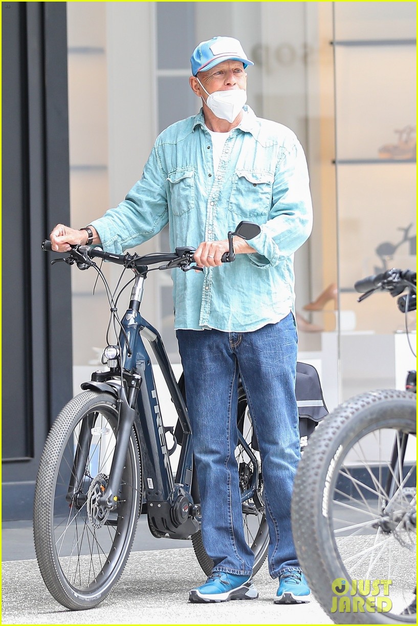 Bruce Willis Rides His Bike to Go Shopping at The Kooples in Santa ...