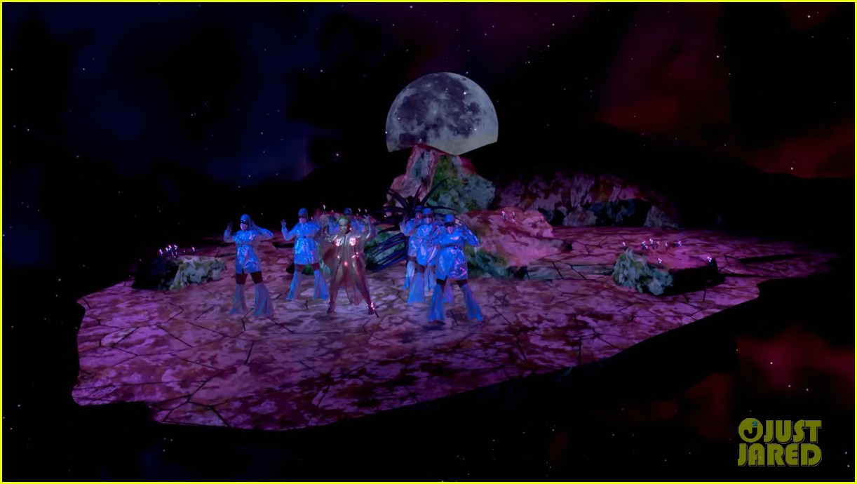 Doja Cat Heads Out of This World for 'Say So' & 'Like That' Performance ...