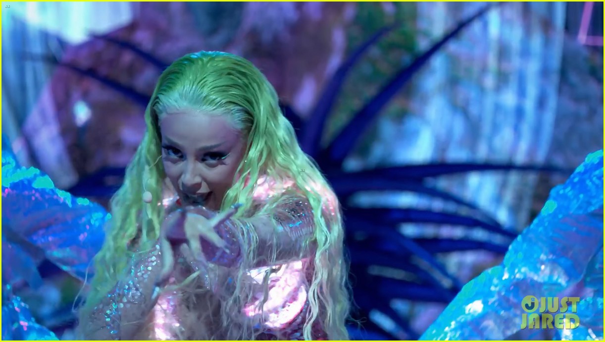 Doja Cat Heads Out of This World for 'Say So' & 'Like That' Performance ...