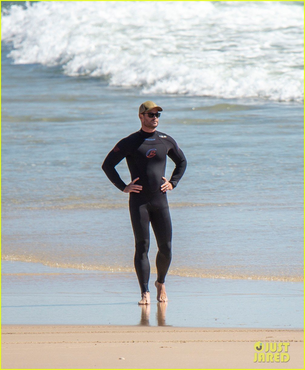 Chris Hemsworth Wears Skintight Wetsuit to Go Scuba Diving With His Dad ...