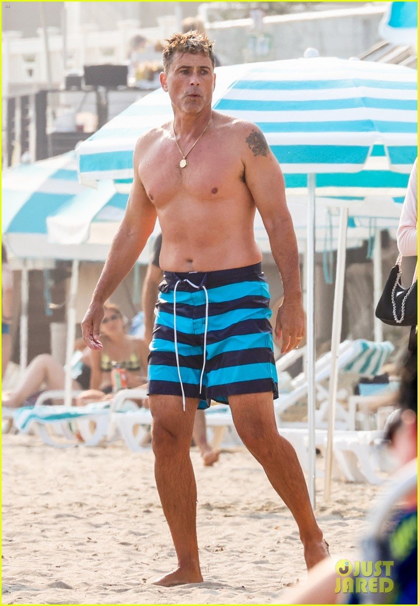 Rob Lowe Shows Off Fit Shirtless Figure at the Beach!: Photo 4477348 ...