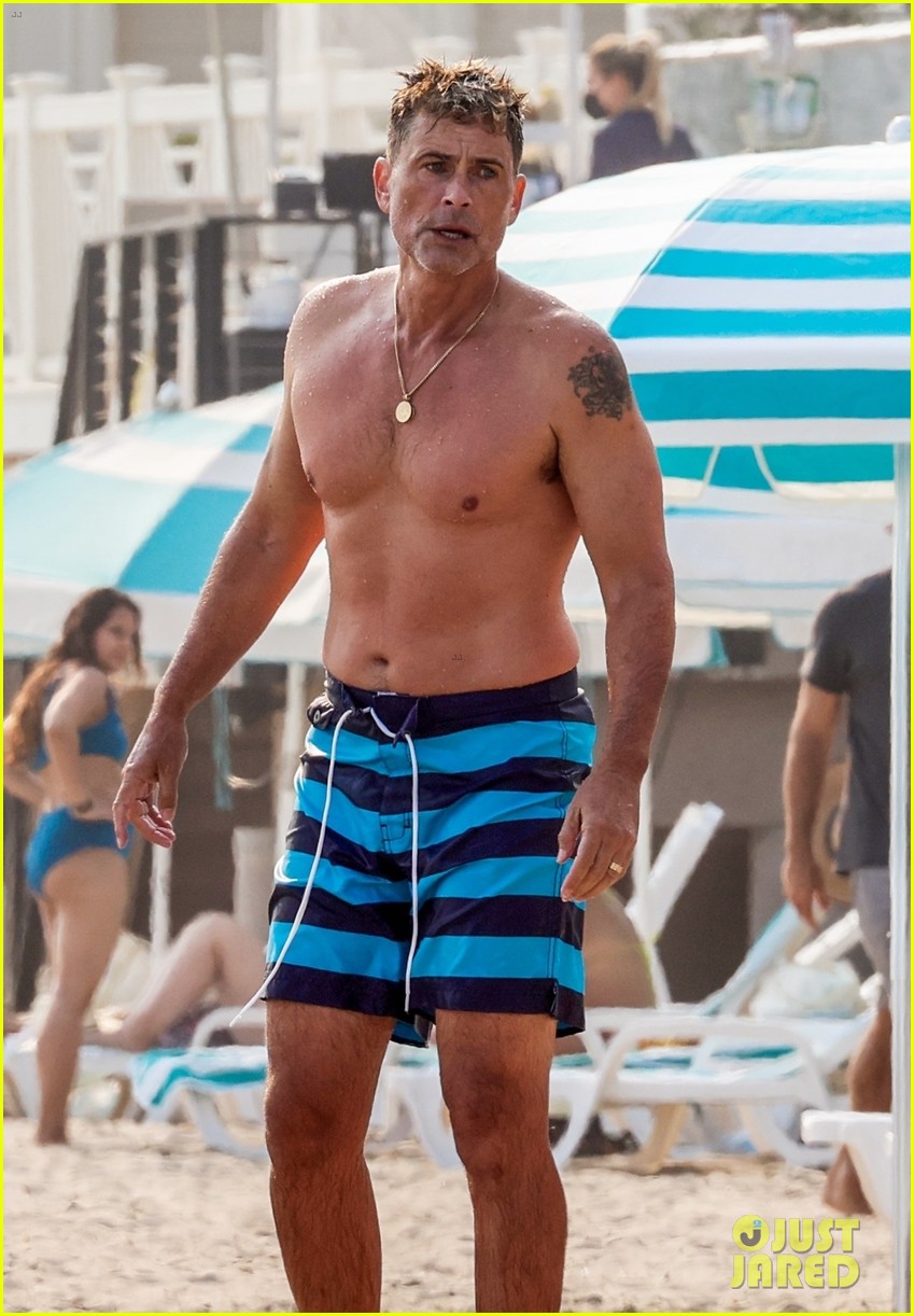 Rob Lowe Shows Off Fit Shirtless Figure at the Beach!: Photo 4477350 ...