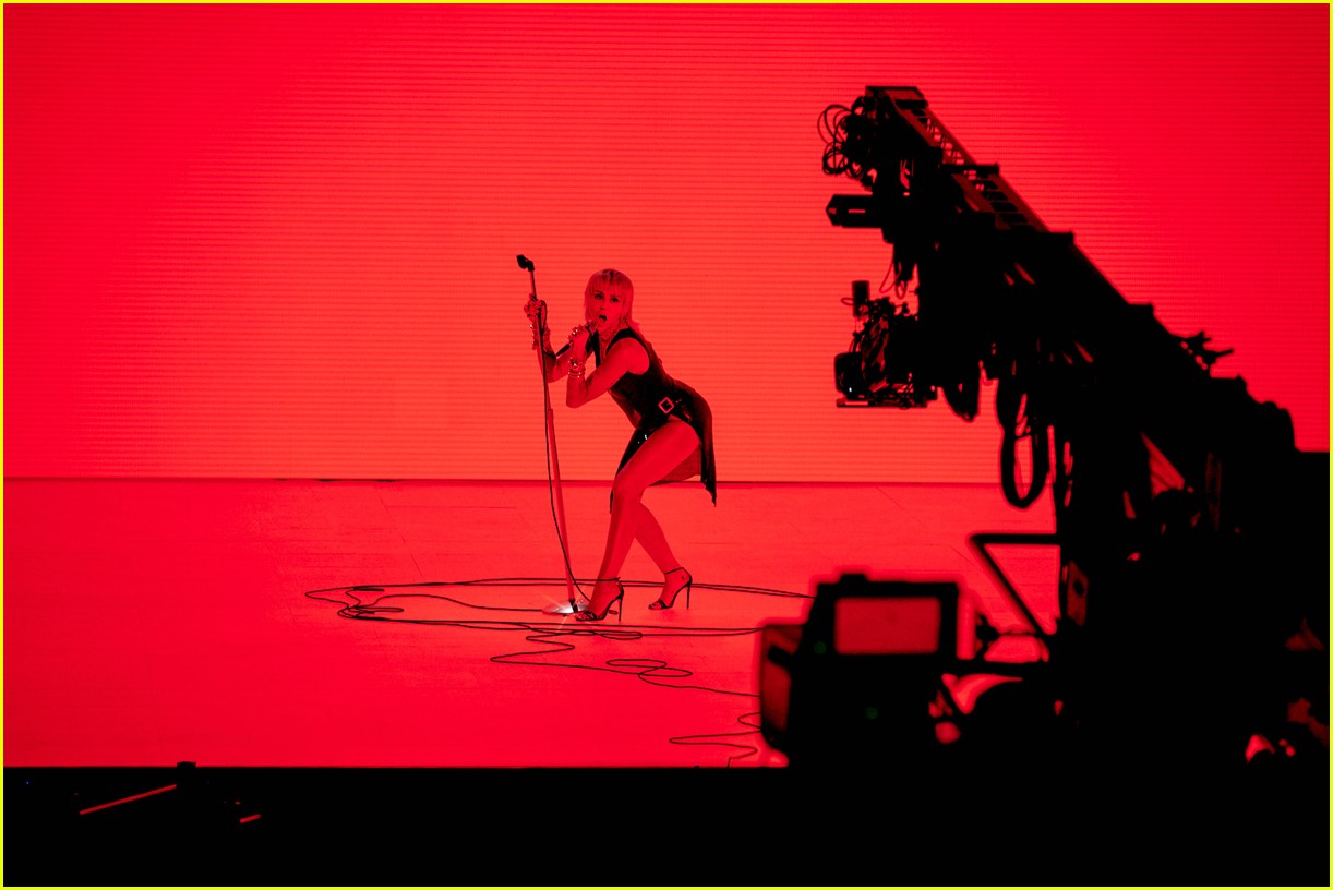 Miley Cyrus Brings Back Her Wrecking Ball for VMAs 2020 Performance of ...