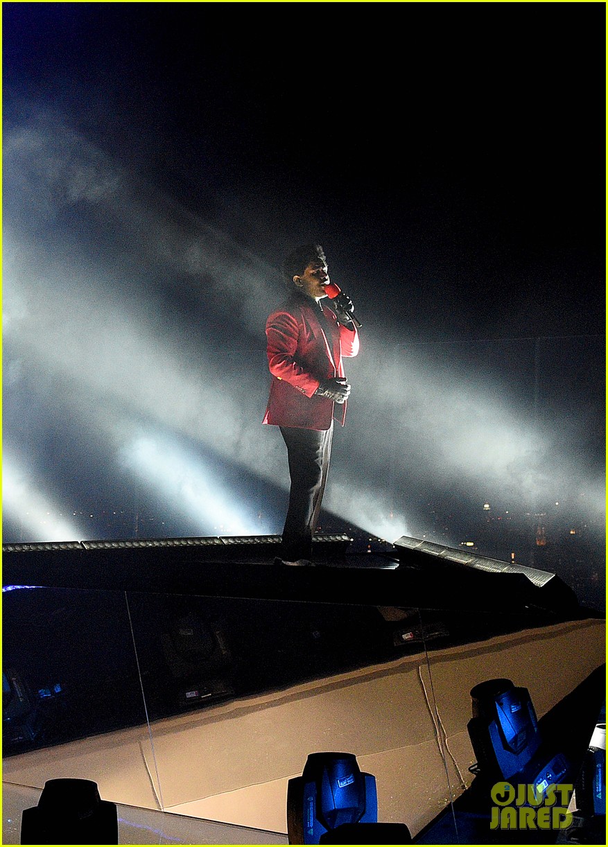 The Weeknd Opens MTV VMAs 2020 with 'Blinding Lights' Performance ...