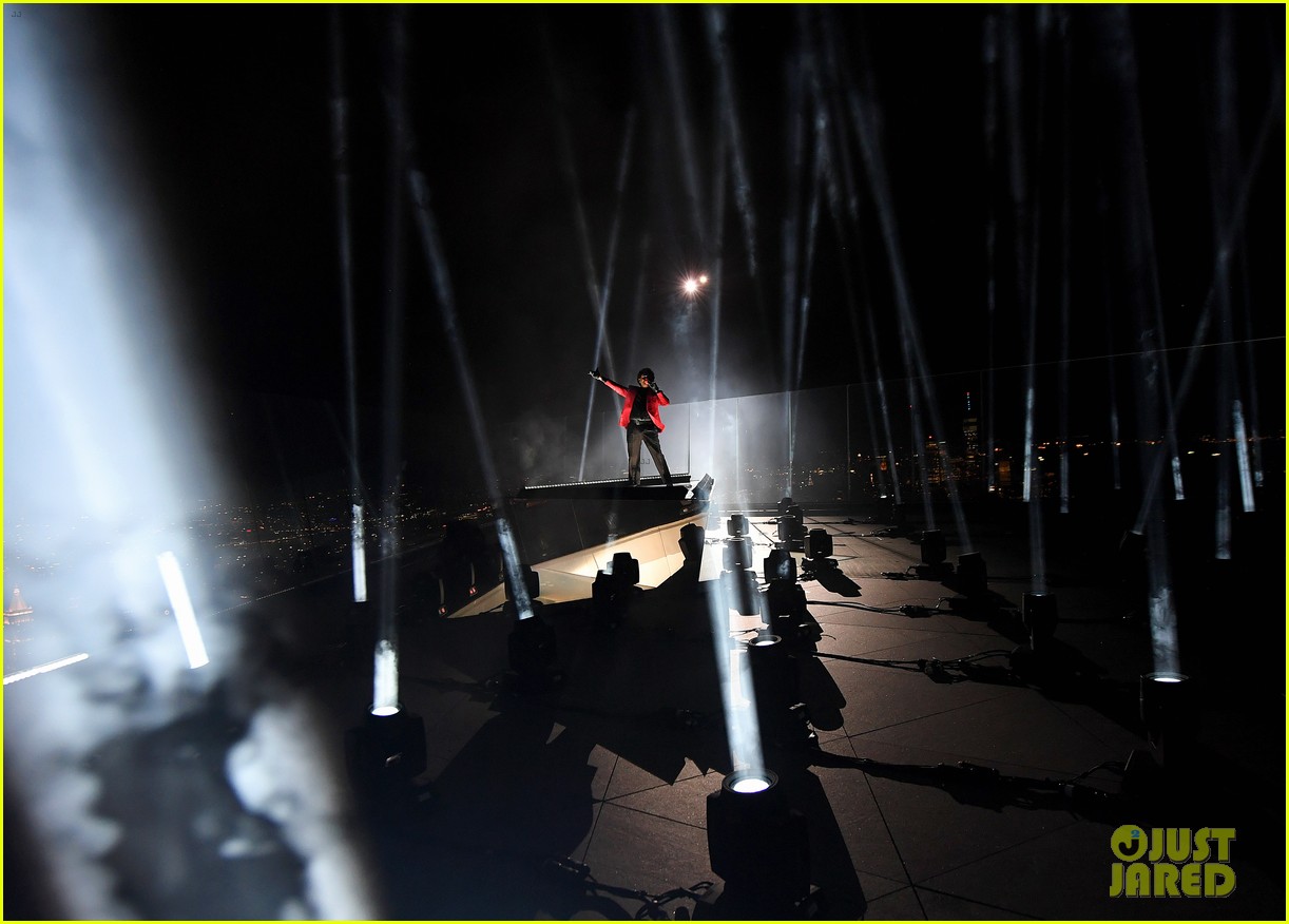 The Weeknd Opens MTV VMAs 2020 with 'Blinding Lights' Performance ...