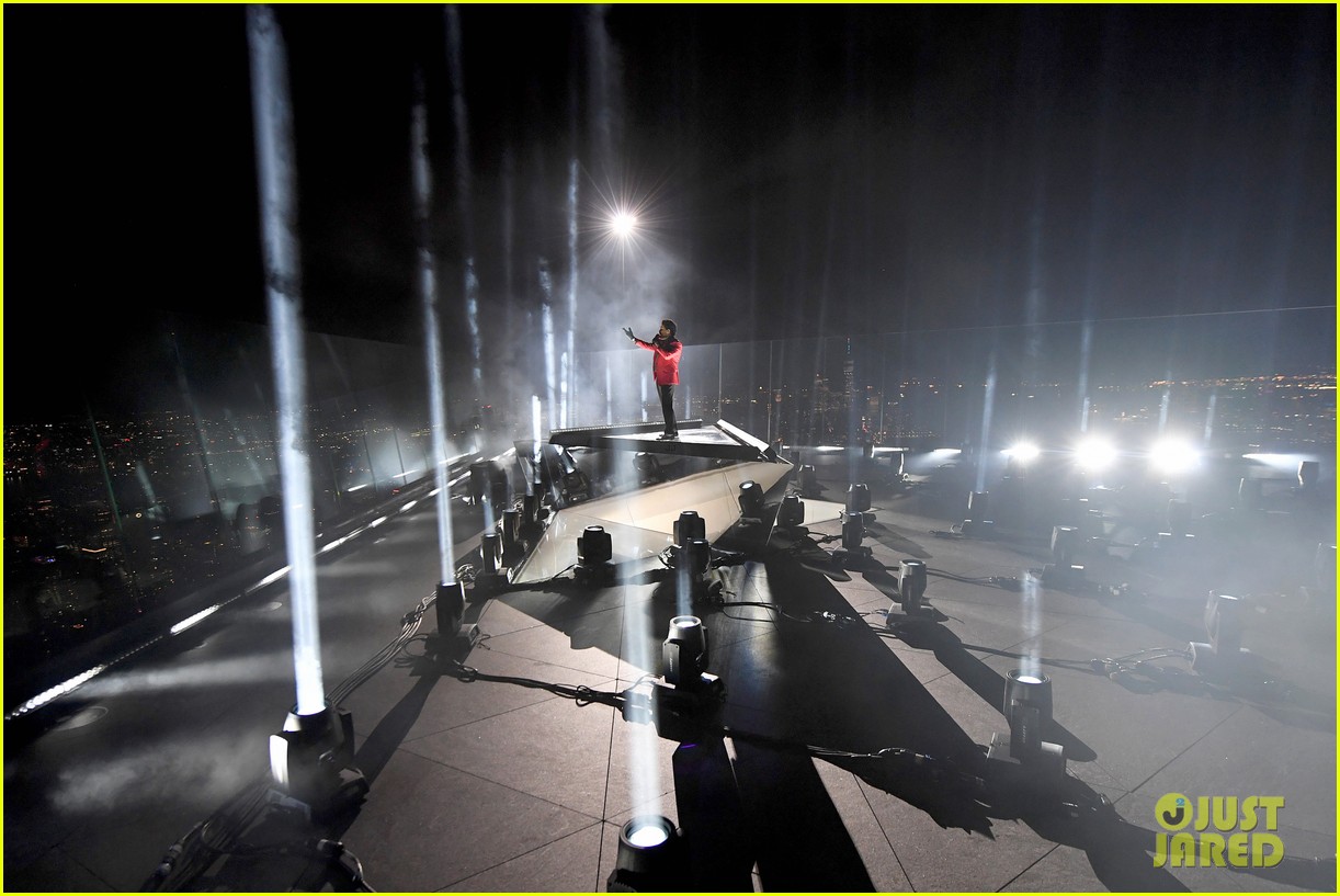 The Weeknd Opens MTV VMAs 2020 with 'Blinding Lights' Performance ...