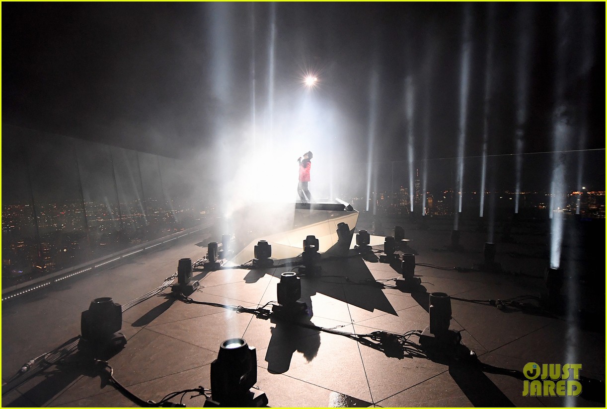 The Weeknd Opens MTV VMAs 2020 with 'Blinding Lights' Performance ...