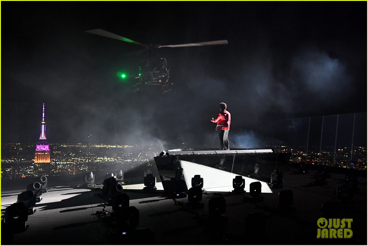 The Weeknd Opens MTV VMAs 2020 with 'Blinding Lights' Performance ...