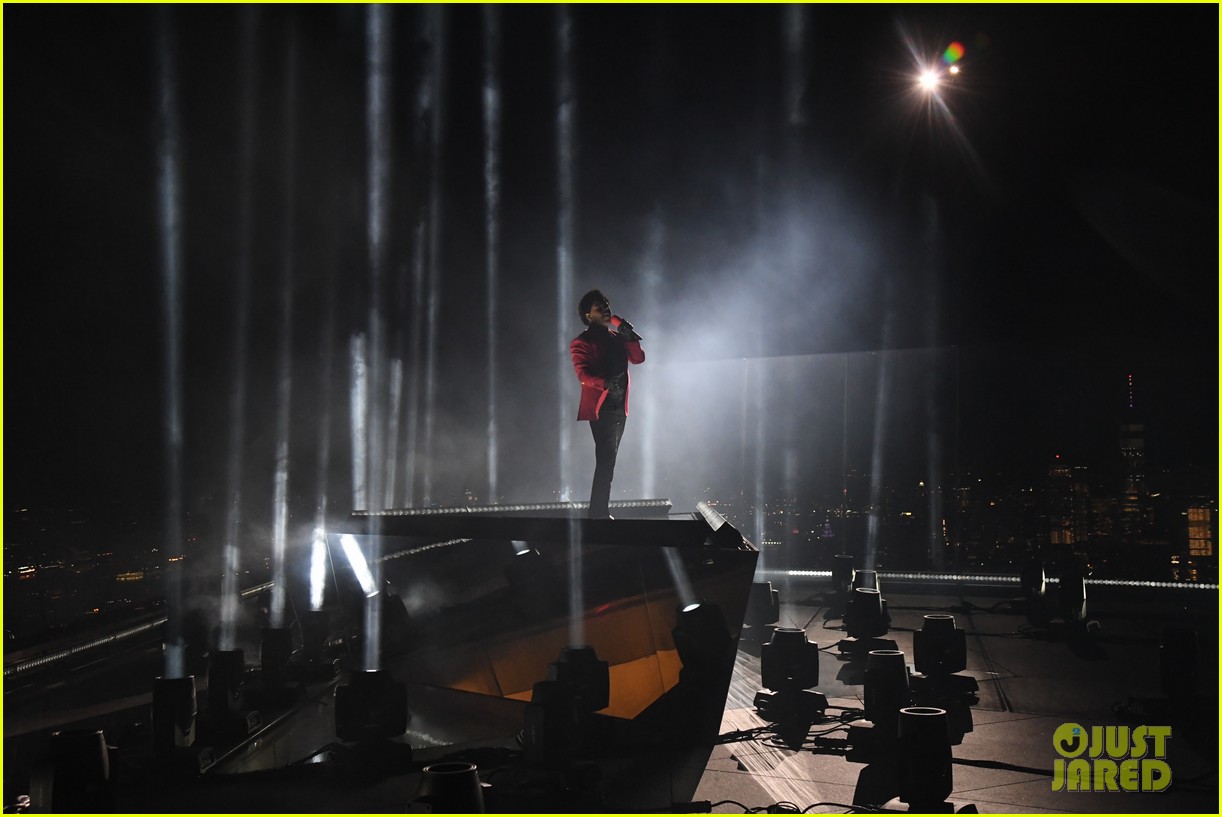 The Weeknd Opens MTV VMAs 2020 with 'Blinding Lights' Performance ...