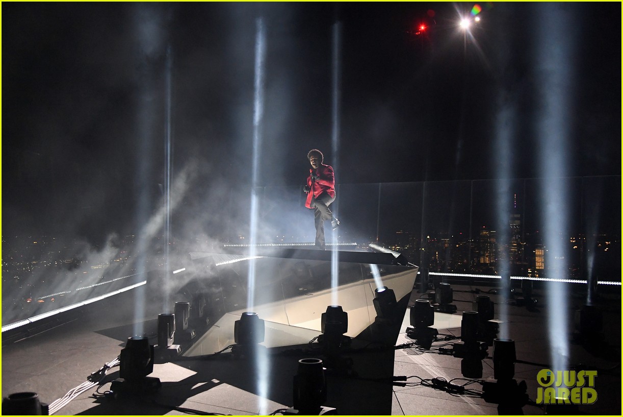 The Weeknd Opens MTV VMAs 2020 with 'Blinding Lights' Performance ...