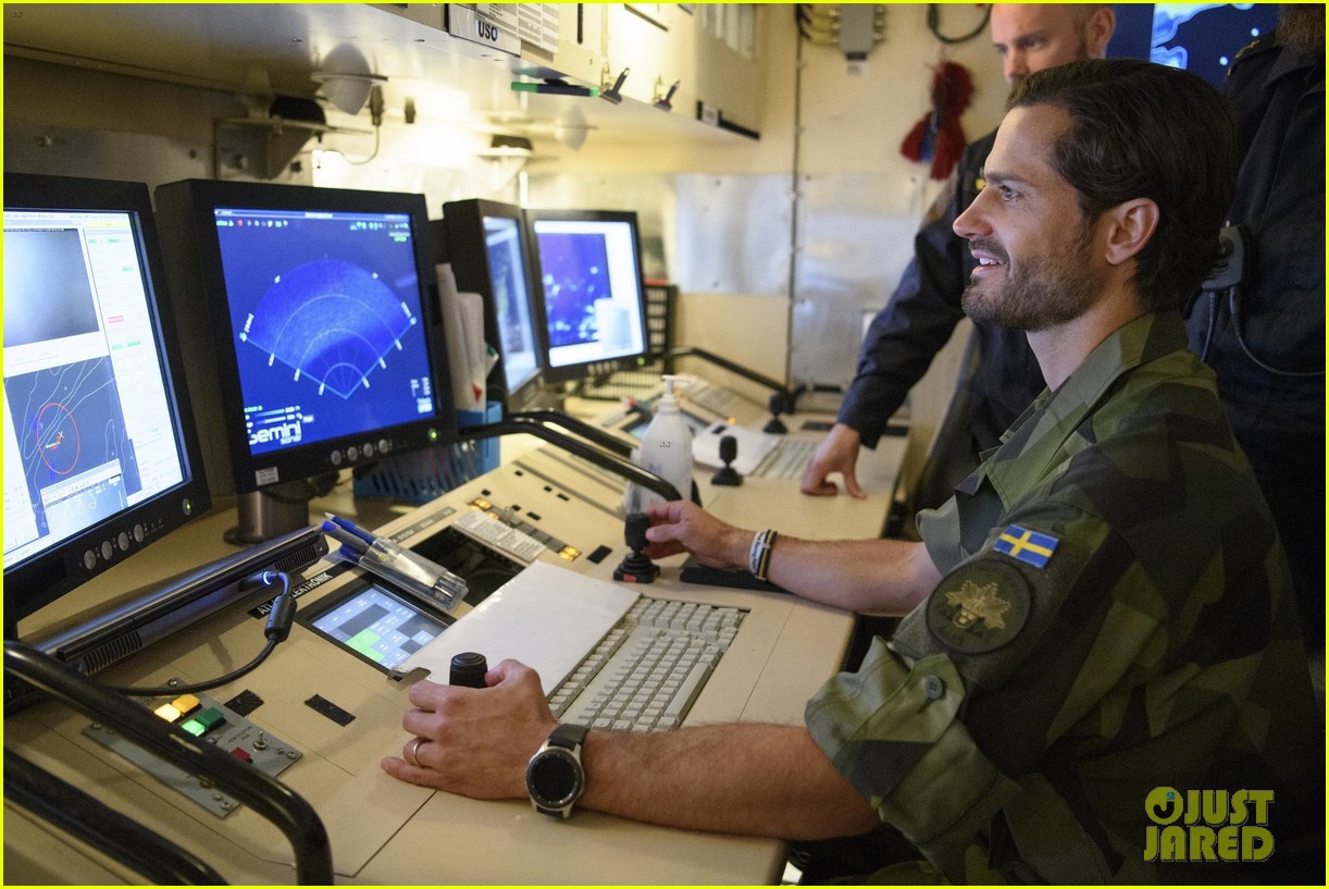 Sweden's Hot Prince Carl Philip Looks So Good in His Camo Uniform ...