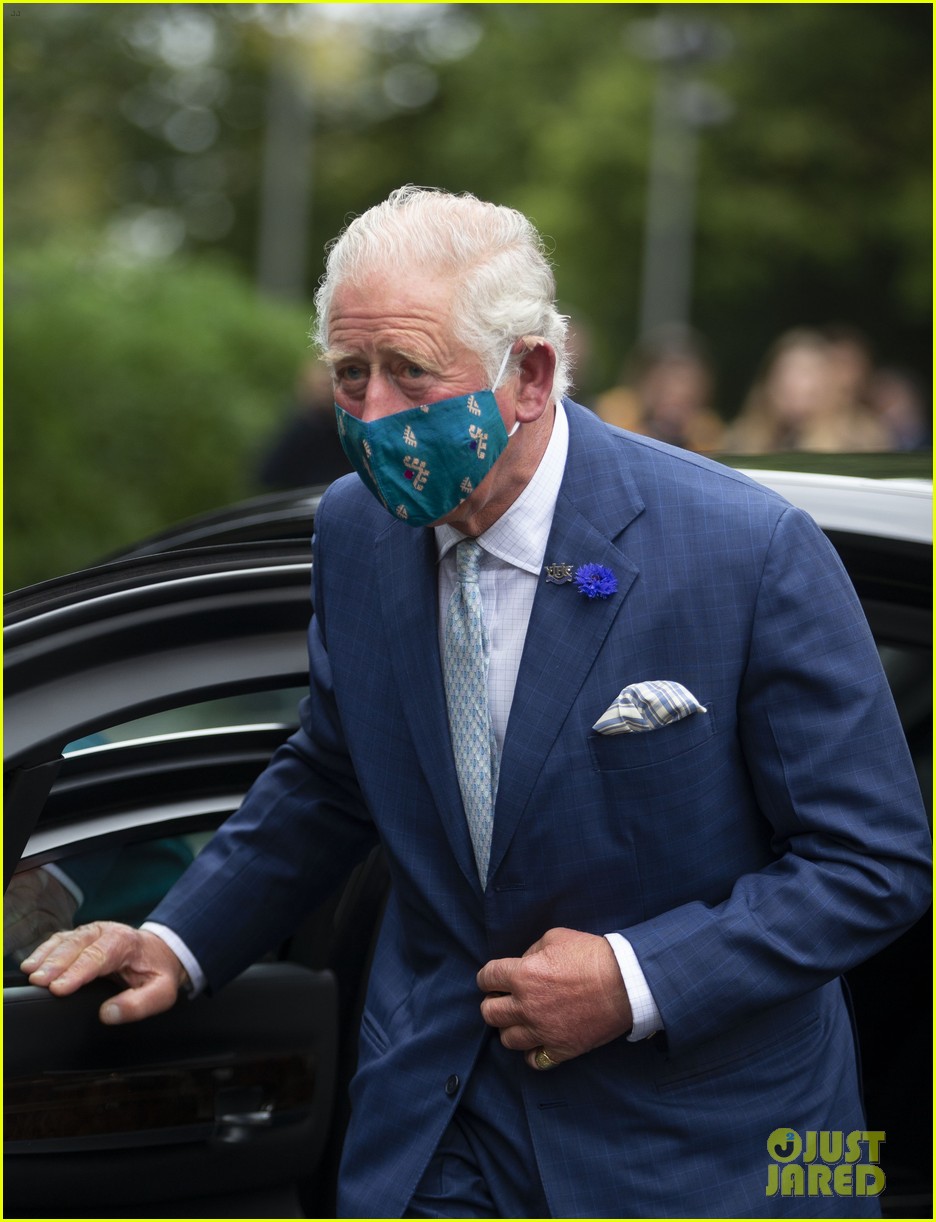 Prince Charles Wears a Mask, Poses In Front of 'Game of Thrones' Wrap ...