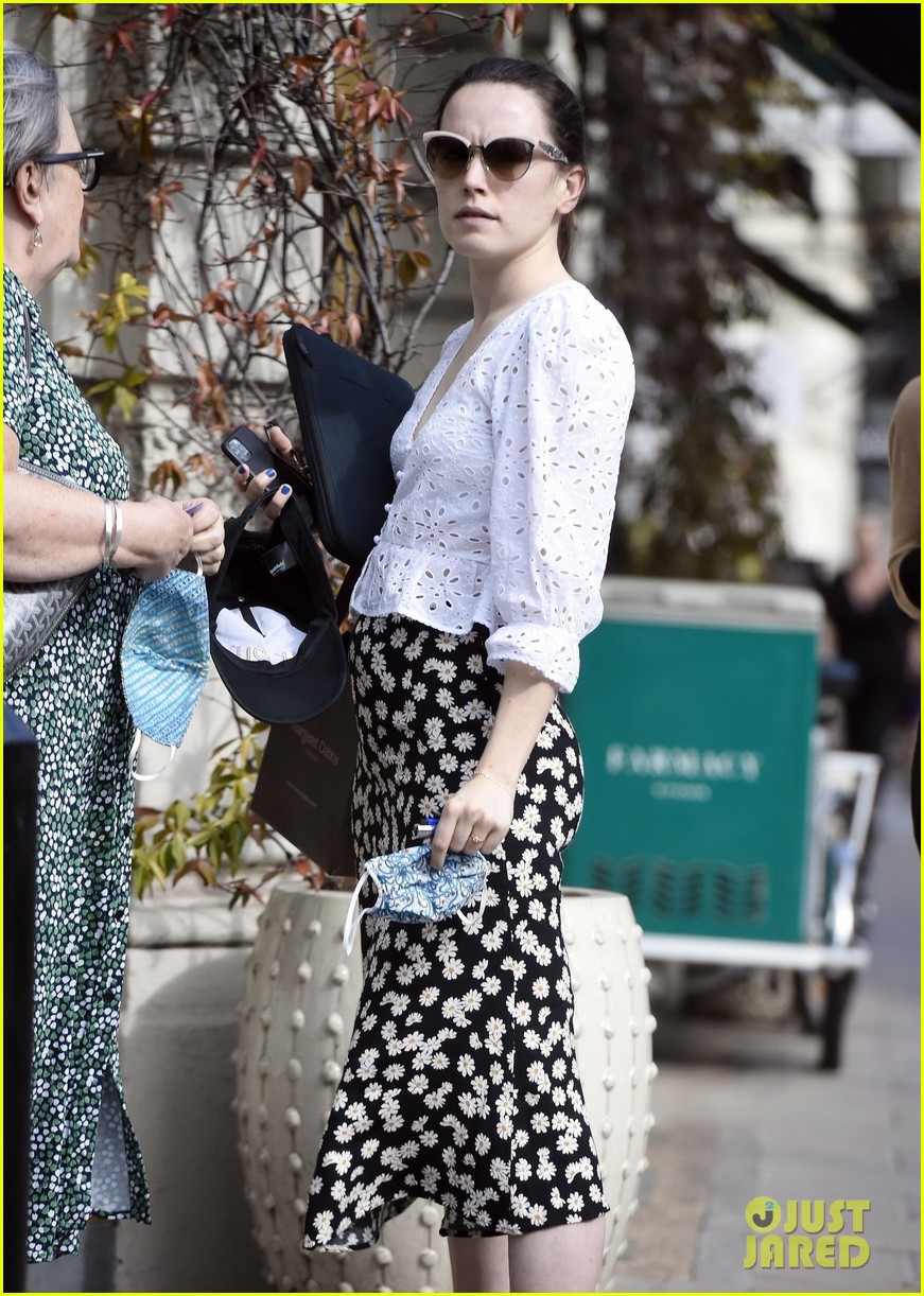 Daisy Ridley & Tom Bateman Continue To Fuel Marriage Rumors By Wearing ...