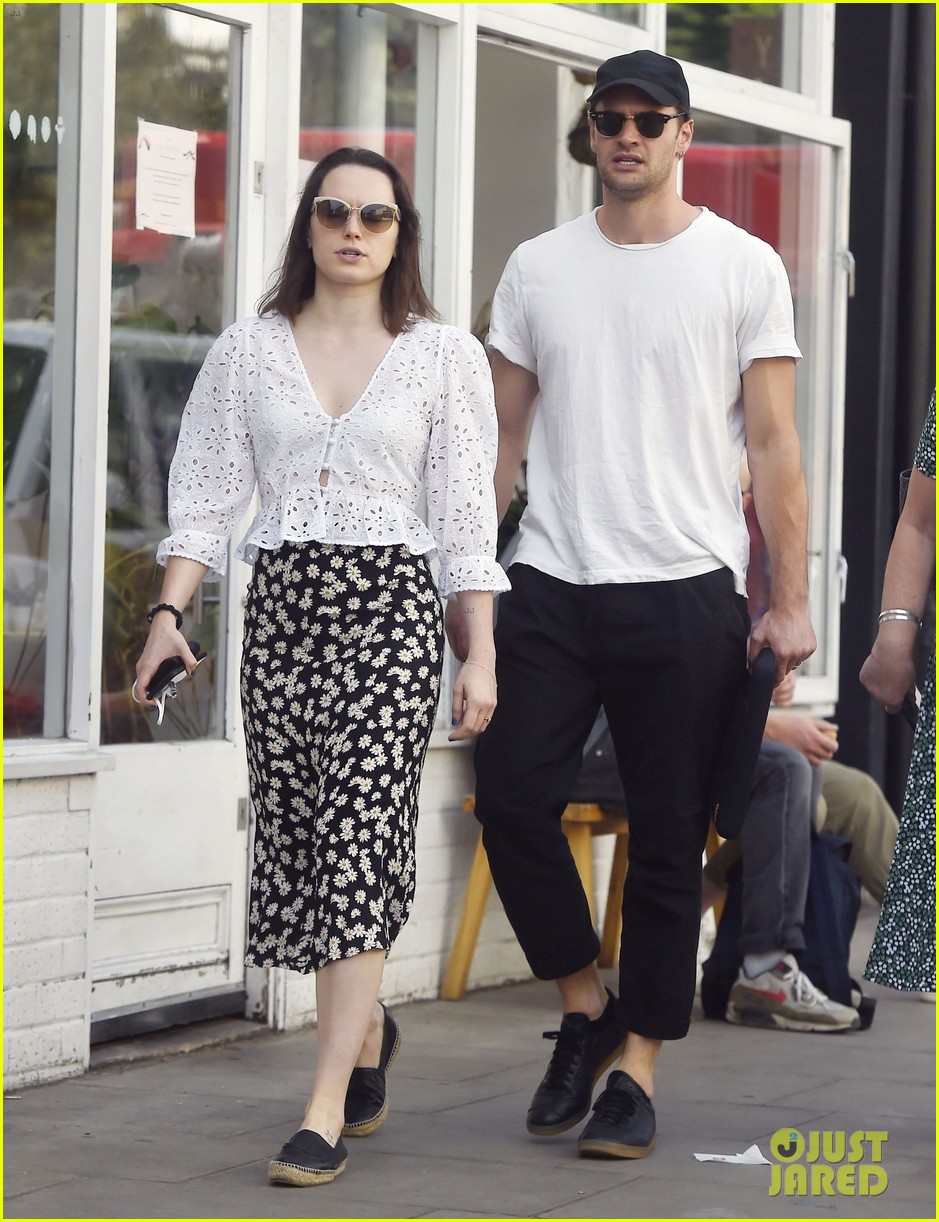 Daisy Ridley & Tom Bateman Continue To Fuel Marriage Rumors By Wearing ...