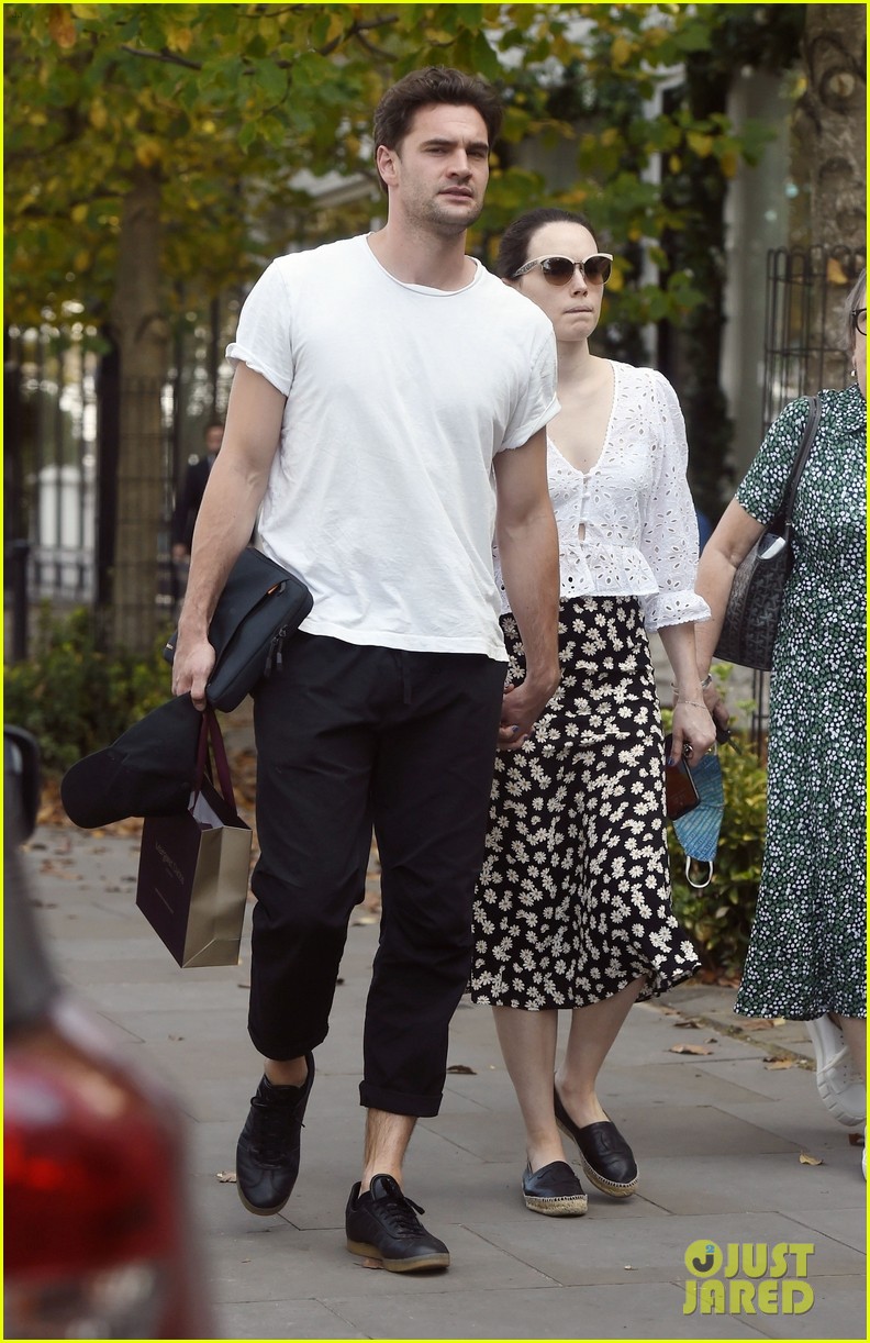 Daisy Ridley & Tom Bateman Continue To Fuel Marriage Rumors By Wearing ...