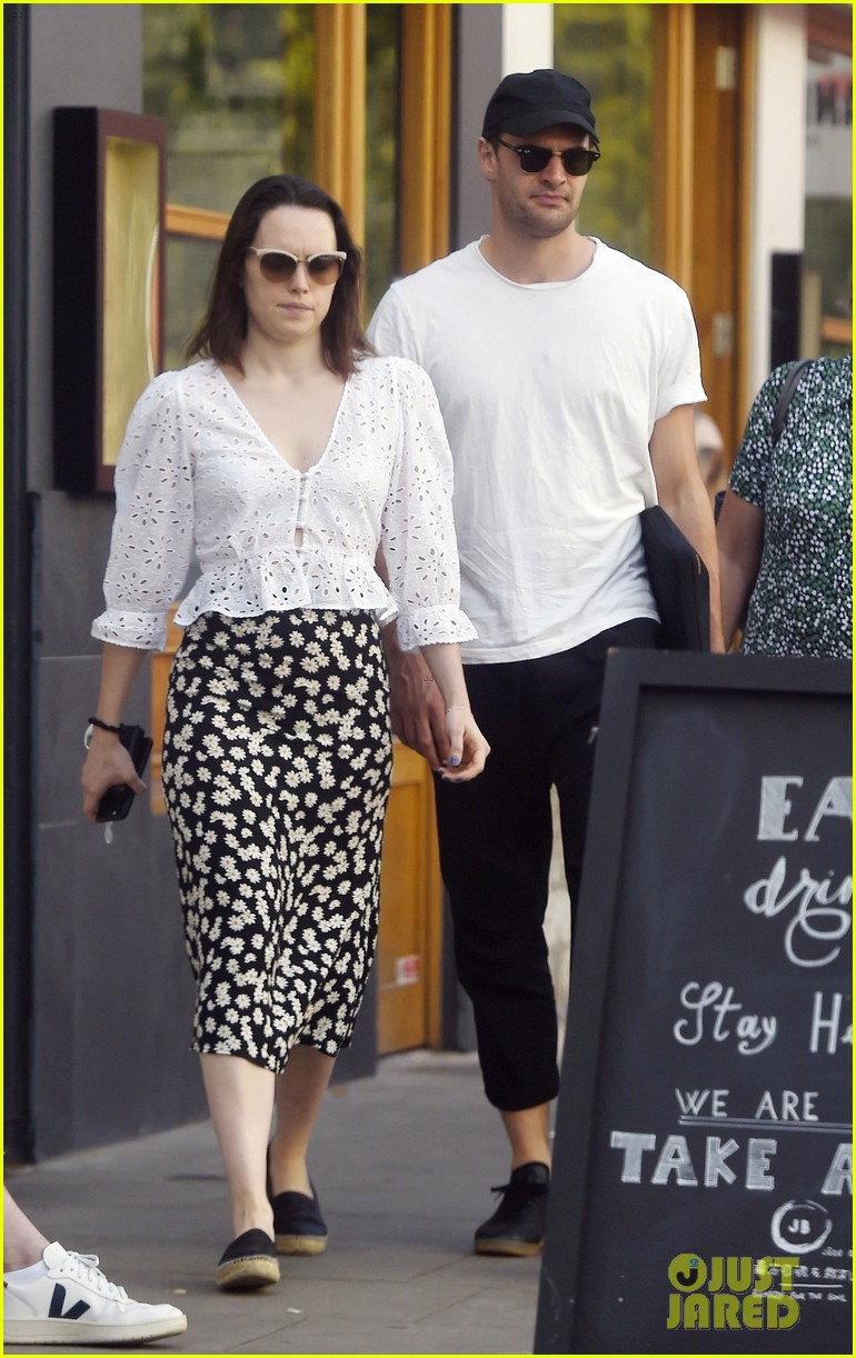 Daisy Ridley & Tom Bateman Continue To Fuel Marriage Rumors By Wearing ...