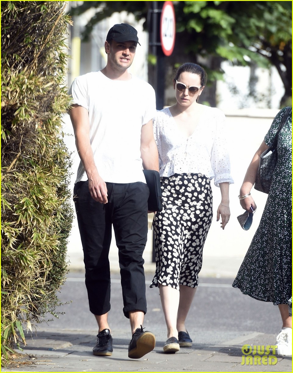 Daisy Ridley & Tom Bateman Continue To Fuel Marriage Rumors By Wearing ...