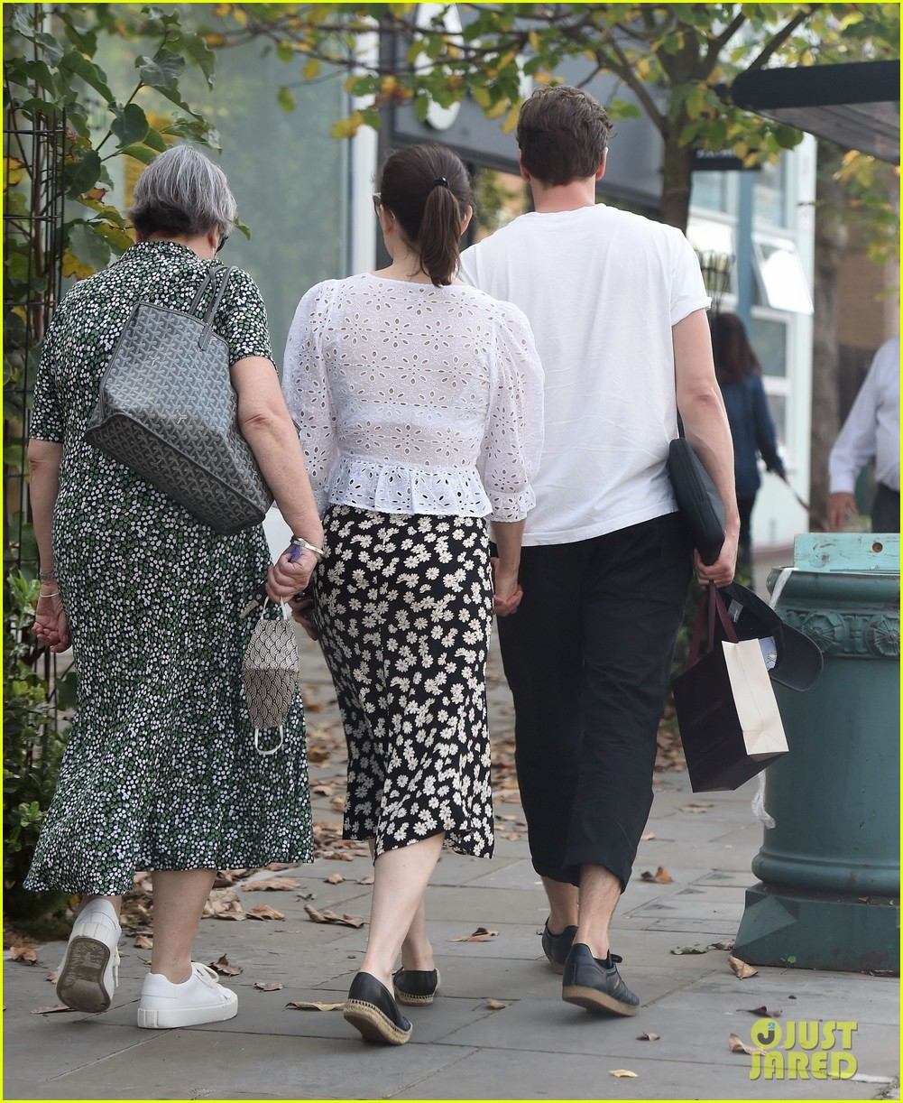 Daisy Ridley & Tom Bateman Continue To Fuel Marriage Rumors By Wearing ...