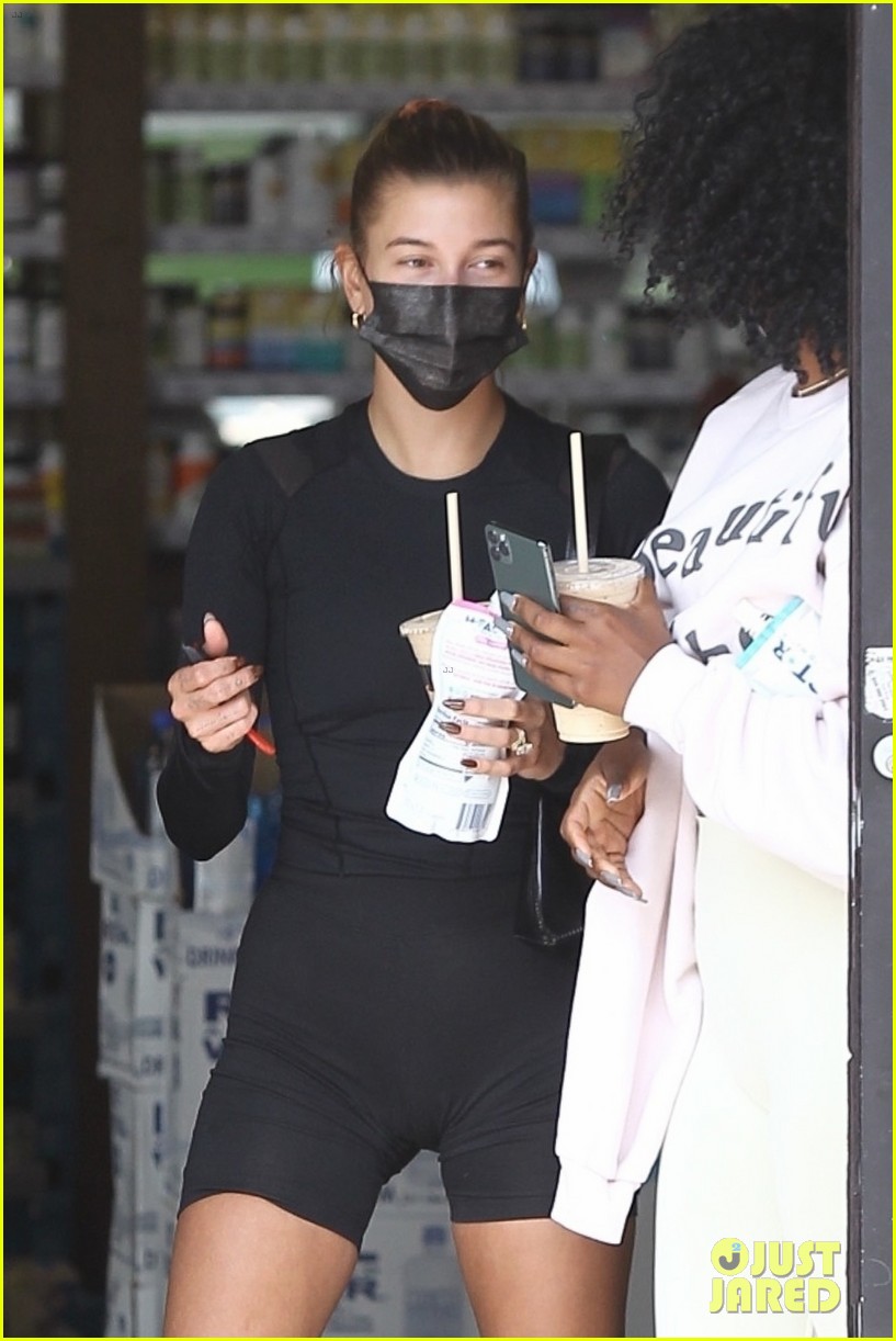 Hailey Bieber Bares Her Midriff For Dinner Out With Friends: Photo ...