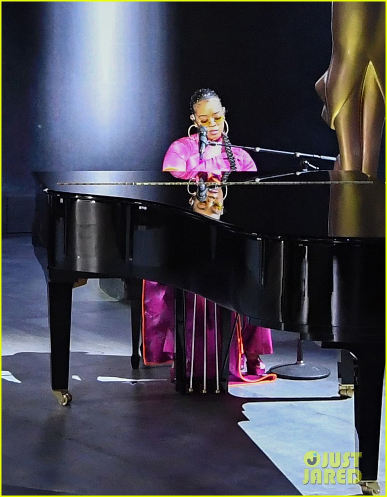 Emmys 2020: H.E.R. Covers Prince's 'Nothing Compares 2 U' for Emotional ...